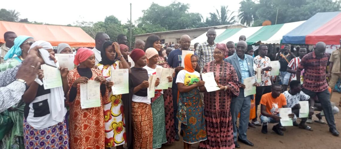 Anyama/RLE 2022: Fatima Bamba offre plus de 3000 Certificats de ...