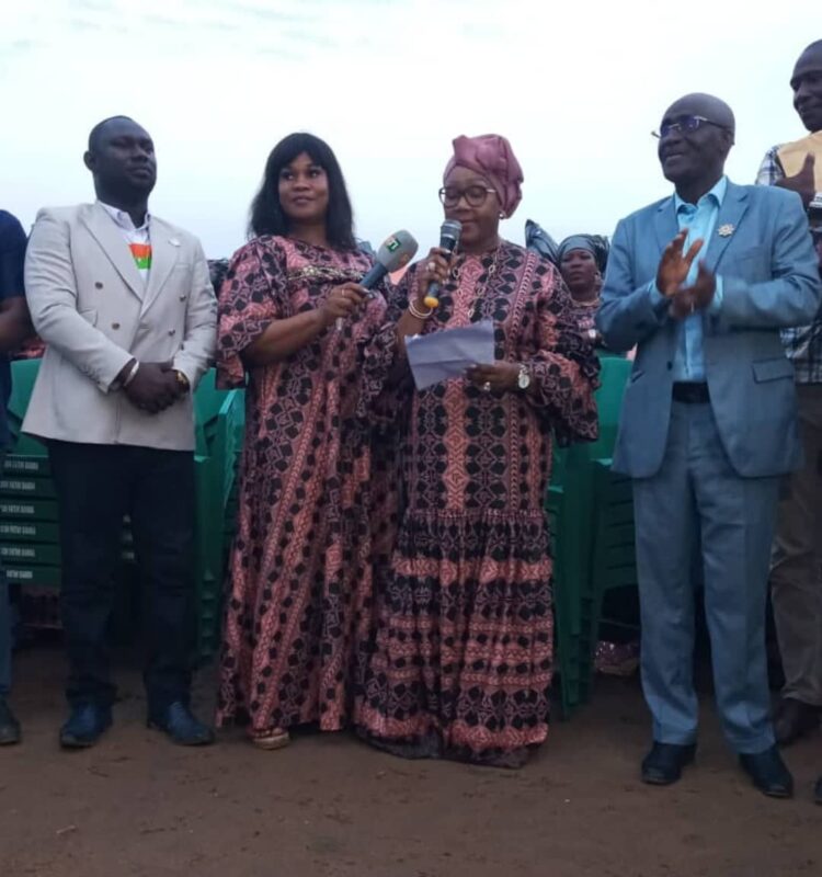 Anyama/RLE 2022: Fatima Bamba offre plus de 3000 Certificats de ...